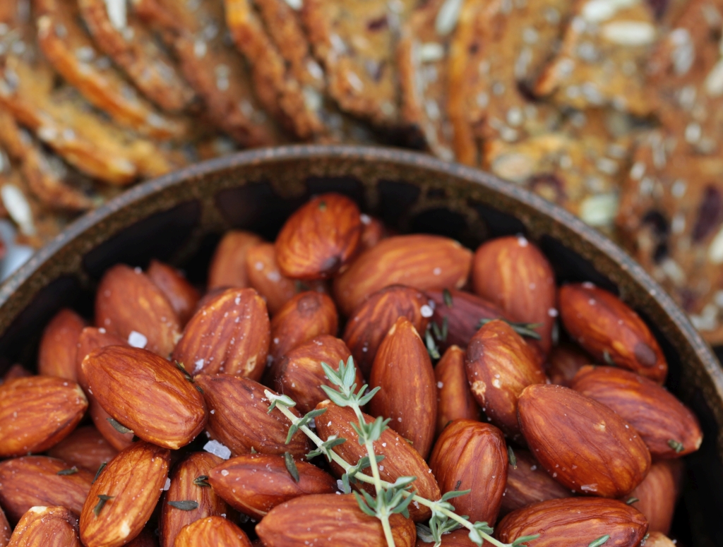 Roasted almonds with thyme and sea salt – Simple food